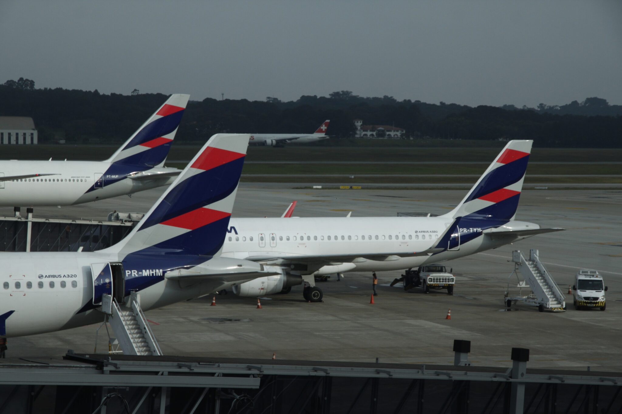 Airbus A220 and Embraer E2: The Contenders for LATAM Airlines Group’s ...